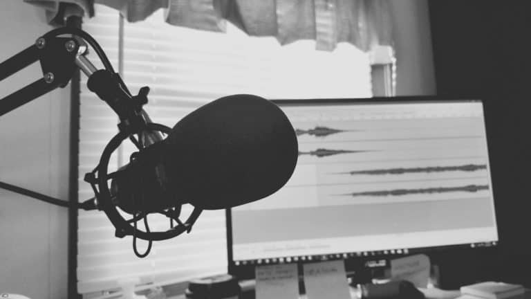 10 Popular Podcast Microphone Starter Kits